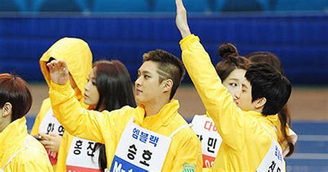 포토 아이돌육상선수권대회 엠블랙 승호 천둥 팬들을 향한 멋진 손인사