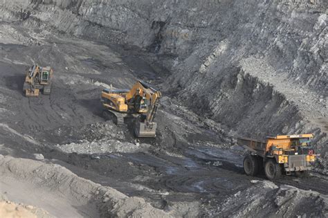 Member Mn Иргэдийн анхаарлыг татаад буй Төгрөг нуурын нүүрсний ордыг танилцуулж байна