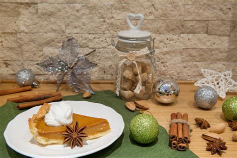 전통적인 미국 호박 파이 휘 핑된 크림 휘 핑 크림 계 피 아몬드 녹색 크리스마스 공 및 눈송이 장식 가을에 대한 스톡 사진 및 기타 이미지 Istock