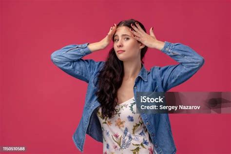 밝은 드레스와 스튜디오에서 분홍색 배경에 서 파란색 셔츠에 예쁜 젊은 여자의 초상화 사람들은 진심으로 감정 가까운에 대한 스톡 사진 및 기타 이미지 Istock