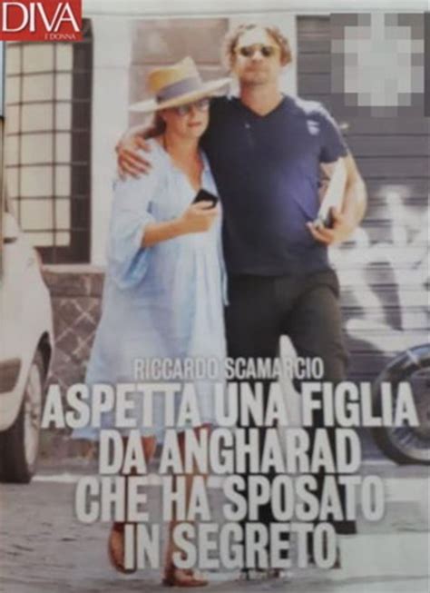 Riccardo Scamarcio Prima Passeggiata Con La Figlia Emily