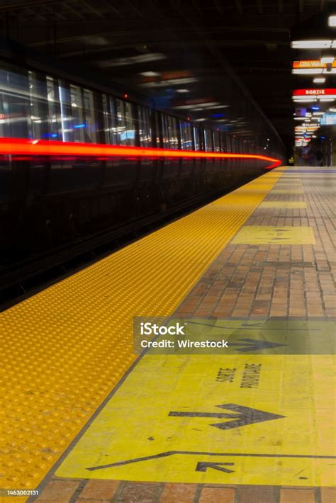 캐나다 몬트리올 지하철 내부의 조명 표지판과 기차가 있는 타일 노란색 바닥의 아름다운 사진 몬트리올 지하철에 대한 스톡 사진 및 기타 이미지 몬트리올 지하철 0명