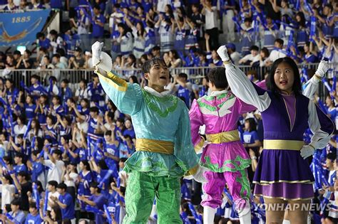 열띤 응원 펼치는 연세대학교 응원단 연합뉴스