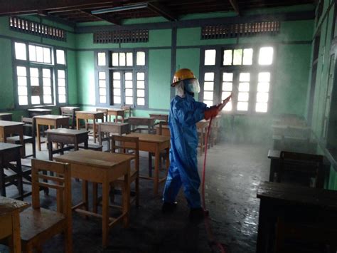 မီးသတ်တပ်ဖွဲ့ဝင်များက အခြေခံပညာကျောင်းများတွင် ပိုးသတ်ဆေးဖျန်းပေးခြင်းန