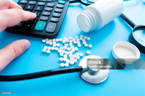 플랫 레이 의료 구성 경제 분석 청진기와 파란색 파스텔 배경에 알약 계산기 맨 위 보기 약품 캡슐에 대한 스톡 사진 및 기타 이미지 Istock