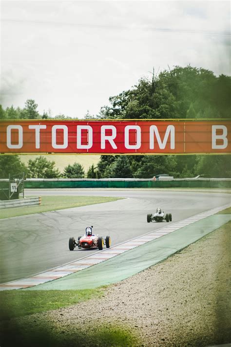 경쟁적인 레이싱 경주 코스 경주로 경주의 날 고속 곡선 다이나믹한 돌다 레이싱 메르세데스 벤츠 모터 스포츠 사진 모터스포츠 모터스포츠 이벤트 서킷