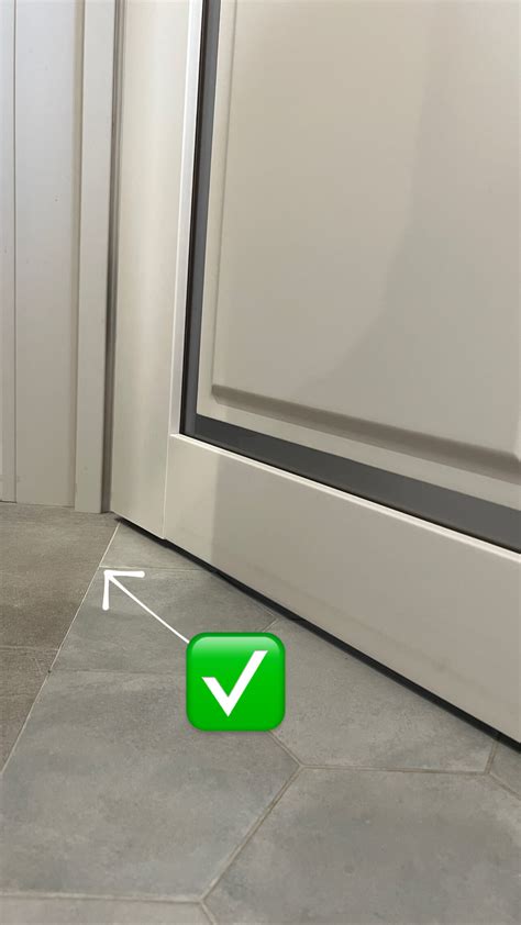 Стыки напольных покрытий под дверным полотном