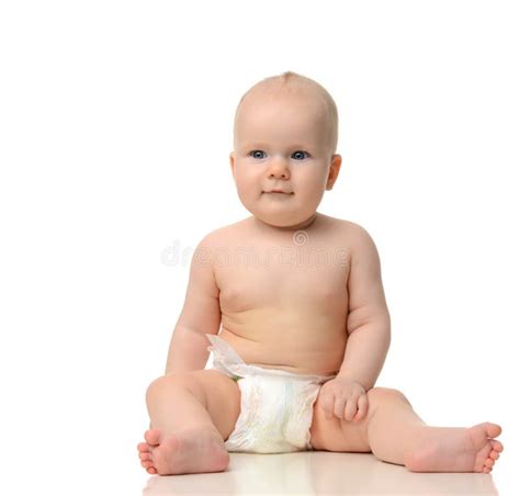 El Sentarse Infantil Del Niño Del Bebé Del Niño Desnudo En El Pañal Que Mira a Foto de archivo