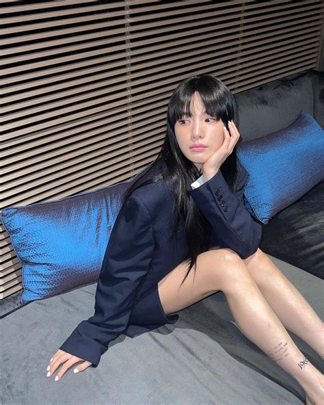 마스크걸 나나 전신 타투 지우는中 아직 다리에 남아있네