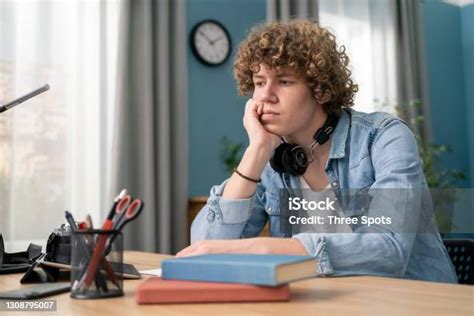헤드셋에 지루한 혼란 남자 학생 책상 연구 노트를 만드는에 앉아 미래에 대 한 헤드폰 에 초점을 맞춘 남자 먼 교육 개념 가사 음악 형식에 대한 스톡 사진 및 기타 이미지