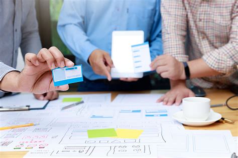 그래픽 디자이너는 휴대 전화 컴퓨터 모바일에 대한 Ux Ui 디자이너 계획 응용 프로그램 템플릿 레이아웃 프레임 워크와 함께