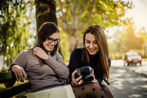 행복한 여자 친구는 도시에서 벤치에 앉아 부티크에서 구입 한 물건을보고 25 29세에 대한 스톡 사진 및 기타 이미지 25 29세 2명 관광 Istock