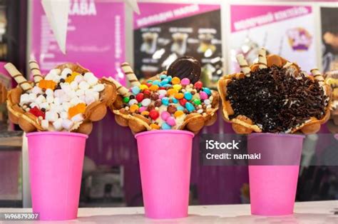 분홍색 컵에 마메쉬 견과류 과자 코코넛 및 초콜릿 칩이 있는 와플 콘에 다양한 종류의 아이스크림 왕관이 있는 쇼케이스 개성 개념에 대한 스톡 사진 및 기타 이미지 Istock