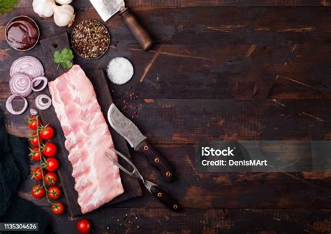 나무 배경에 신선한 생 돼지고기 갈비와 빈티지 고기 포크와 나이프 신선한 토마토와 붉은 양파 마늘 소금과 후추 텍스트 공간 고기에 대한 스톡 사진 및 기타 이미지 Istock