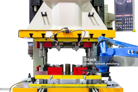 클리핑 경로로 격리된 제조 공정에서 금속 판 성형용 로봇 팔 및 흡입 컵을 장착한 자동 유압 프레스 스탬핑 기계 및 프레스 금형 또는 다이 설비 밀기에 대한 스톡 사진 및