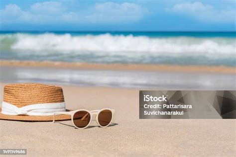 따뜻하고 화창한 날에 열대 해변의 모래 해변에서 선글라스와 밀짚모자를 쓰고 있다 여름 방학 개념입니다 복사 공간 여름에 대한 스톡 사진 및 기타 이미지 Istock