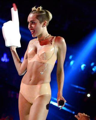 Miley Cyrus Stripper Posing At Vma Gallery Porn Pictures Xxx Photos Sex Images