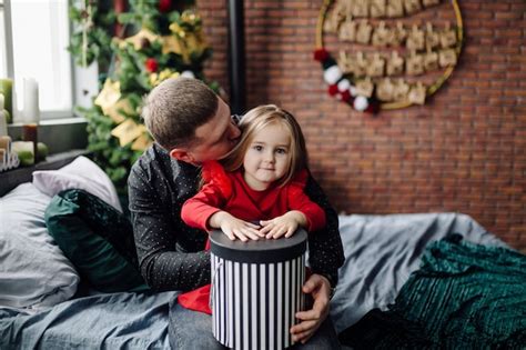 Giovani Bei Padre E Madre Con Bambino Foto Gratis