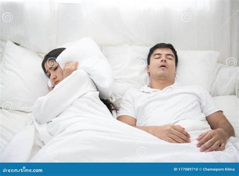 Женщина человека храп не может спать в кровати дома Стоковое Фото изображение насчитывающей