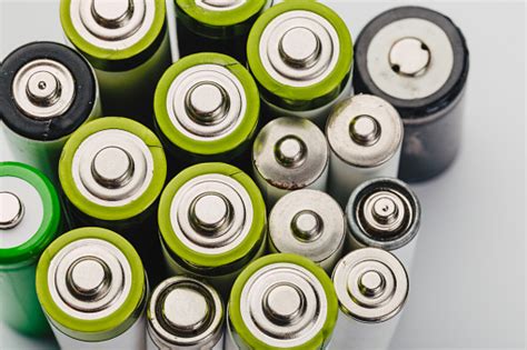 많은 새로운 사용 알칼리성 배터리는 밝은 배경에 Aa를 입력합니다 0명에 대한 스톡 사진 및 기타 이미지 0명 개념