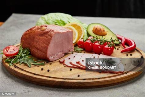 나무 도마에 향신료 양상추 아보카도 토마토와 슬라이스 햄 오래된 고기 접시 신선한 프로슈토 0명에 대한 스톡 사진 및 기타