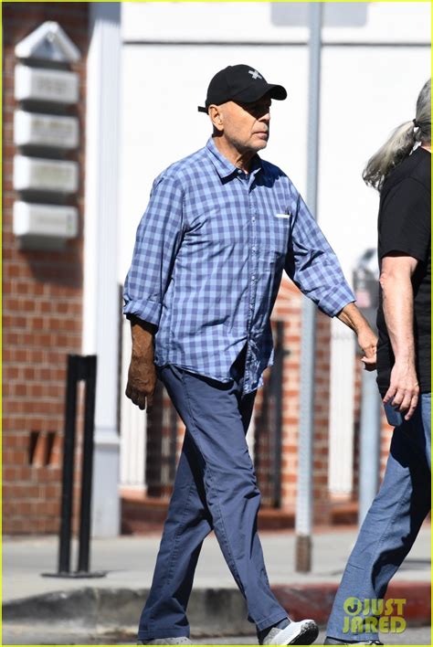 Bruce Willis Steps Out For A Coffee Break Photo 4840858 Bruce Willis