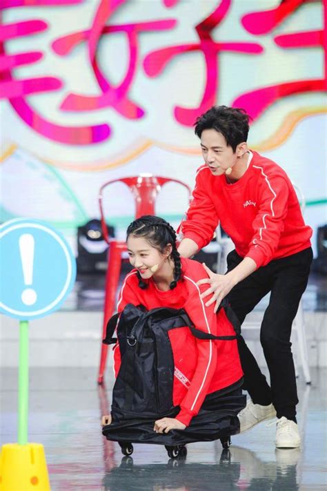 何炅首次公開談隱婚20年老婆，看不上李湘、謝娜，居然選擇了她 每日頭條