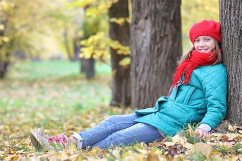 Jonge Mooie Moeder Met Haar Dochter Op De Natuur Een Meisje Met Een Hoed Loopt In Het Park