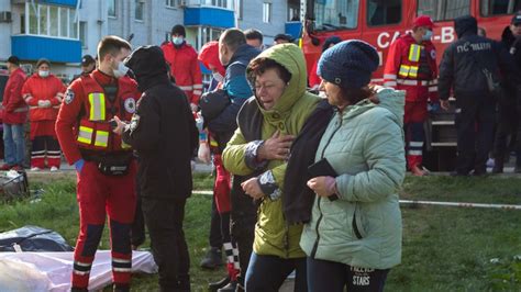 Один підїзд просто склався всюди кричали люди Очевидці про ракетний удар в Умані Читайте