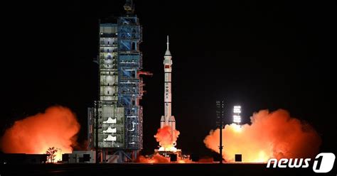 발사되는 우주정거장 건설 지원 中 선저우 15호