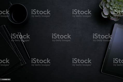 문구류 장식 공장 태블릿 및 검은색 배경에 복사 공간이 있는 최소한의 검은색 작업 공간 0명에 대한 스톡 사진 및 기타 이미지 Istock
