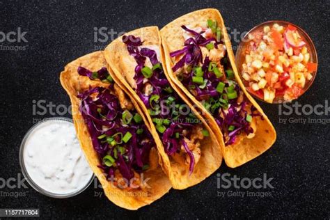 닭고기 구운 채소 양파 보라색 양배추를 곁들인 전통 멕시코 타코와 화이트 소스와 레드 소스가 함께 제공됩니다 맨 위 보기 어두운 배경 복사 공간 0명에 대한 스톡 사진 및