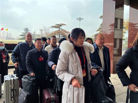 山东进入“两会时间” 怀揣“民声” 省人大代表陆续抵达住地向大会报到 山东 舜网新闻
