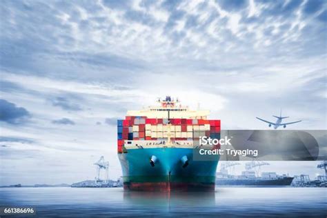 물류 및 운송 국제 컨테이너 배 화물 수송기 황혼의 하늘 바다에서의 화물 운송 배송 컨테이너선에 대한 스톡 사진 및 기타 이미지 컨테이너선 용기 제작물 크레인