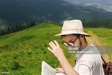 세련 된 Hipster 여행자 남자 지도 근접 촬영 놀라운 보기 여름 여행 모험과 Gps 방향 개념 공간 텍스트에 대 한 산에서 개최 감정에 대한 스톡 사진 및 기타 이미지