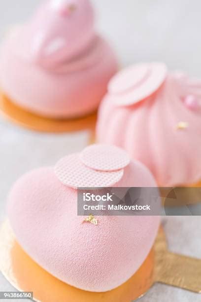 흰색 나무 테이블에 3 파스텔 핑크 케이크입니다 작은 디저트 차 또는 커피와 함께 제공 됩니다 벽지 세로 사진 0명에 대한 스톡 사진 및 기타 이미지 Istock