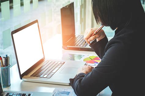 비즈니스 여자 개념 네트워킹 작업 노트북 연결 많은 문서 그래프 데이터 비즈니스 새로운 계획 경영자에 대한 스톡 사진 및 기타