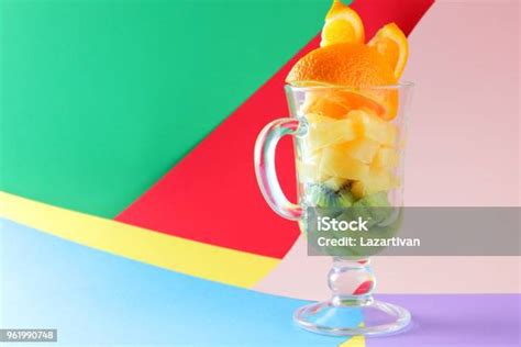 열 대 과일 과일 칵테일 유리에서의 조각 오렌지 키 위 조각 슬라이스 파인애플 유리에서의 조각 그릇 멀티 컬러 팝 아트 배경 0