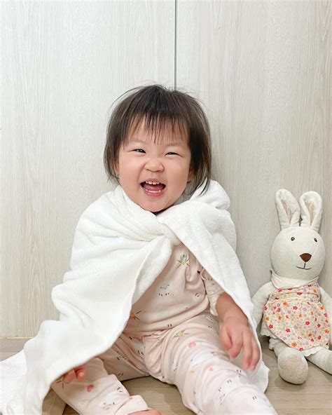 앵무 엄마♡꙼̈┃육아일상┃육아만화 제품제공 유트러스 아기목욕밤부타올 앵무와 써본 아기목욕밤부타올 아이워시 세면턱받이🛁 천기저귀를 아기수건으로 사용해오다가 몸도