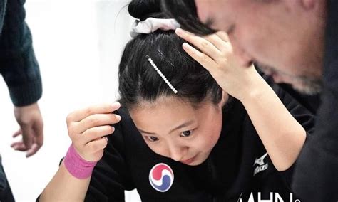 스포키 Ms포토 신유빈 사인회 전 머리 정돈
