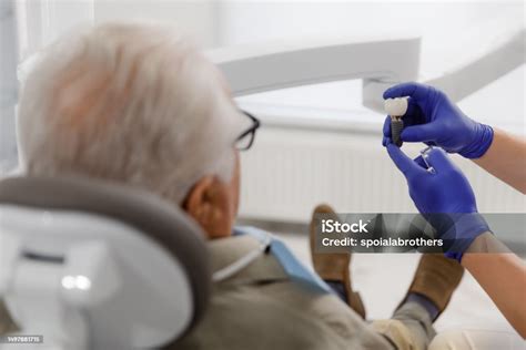 노인을 위한 구강 관리 치료는 치과를 방문하러 온 환자가 치과의자에 누워 의사의 진료를 위해 의료기구를 사용하여 검진을 받았다 치아 임플란트에 대한 스톡 사진 및 기타