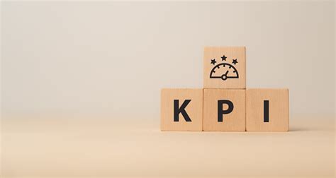 Kpi 개념입니다 직원 적합성 비즈니스 인텔리전스 메트릭을 사용하여 계획된 목표 대비 달성을 측정하는 핵심 성과 지표입니다 나무