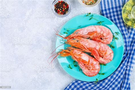 대형 로얄 원시 냉동 백 리 향과 파란색 접시에 새우와 바 질 콘크리트 테이블에 붉은 새우 최고의 볼 수 있습니다 0명에 대한 스톡 사진 및 기타 이미지 Istock