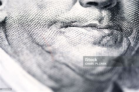 미국 100달러 지폐에 벤자민 프랭클린의 입술과 턱 부분을 부드럽게 초점을 맞춘 클로즈업을 보여주는 매크로 사진 미세한 세부 사항 질감 및 선과 점의 복잡한 패턴 100