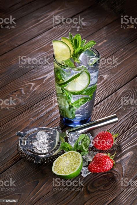 나무 바탕에 얼음 조각 유리 라임과 민트와 음료를 모 히 토 0명에 대한 스톡 사진 및 기타 이미지 0명 감귤류 과일 과일 Istock
