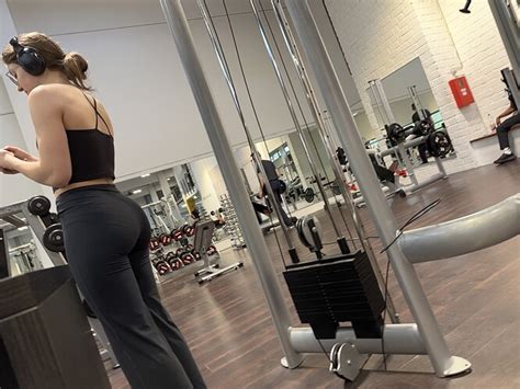 Huge Hot Nerdy Gym Ass Close Ups Spandex Leggings Yoga Pants Forum