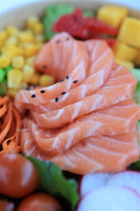 가벼운 식사 건강한 식생활 건강한 요리 검은 참깨 고명 구개 날 음식 다이어트 다채로운 당근 맛있는 먹음직스러운 미식가 방울 토마토 비타민 사시미