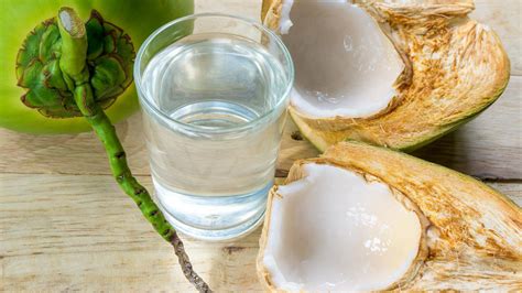 14 Manfaat Air Kelapa Hijau Bagi Kesehatan Cegah Penuaan Dan Batu Ginjal