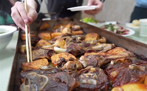 新疆特色美食土坑焖肉，5公斤羊羔肉红薯土豆馕坑烤3小时，太好吃 哔哩哔哩