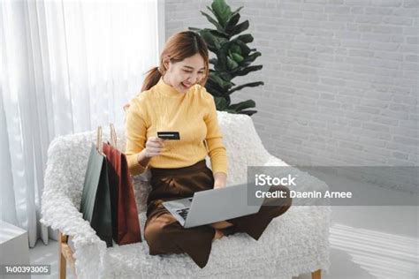 아시아 여성 신용 카드를 들고 노트북 컴퓨터를 사용하여 현대 사무실에서 일하는 사업가 온라인 쇼핑 전자 상거래 인터넷 뱅킹 지출 돈 신용 카드 작업 개념 18 19세에 대한